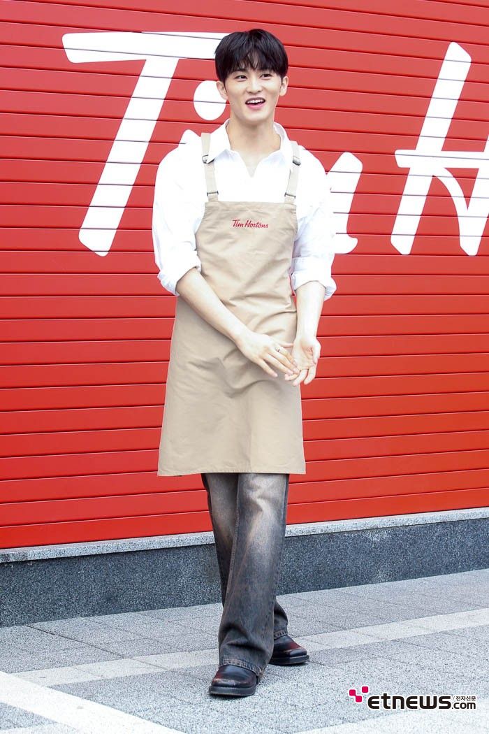 [ET포토] NCT 마크, '앞치마 어울리나요~' : ZUM 뉴스