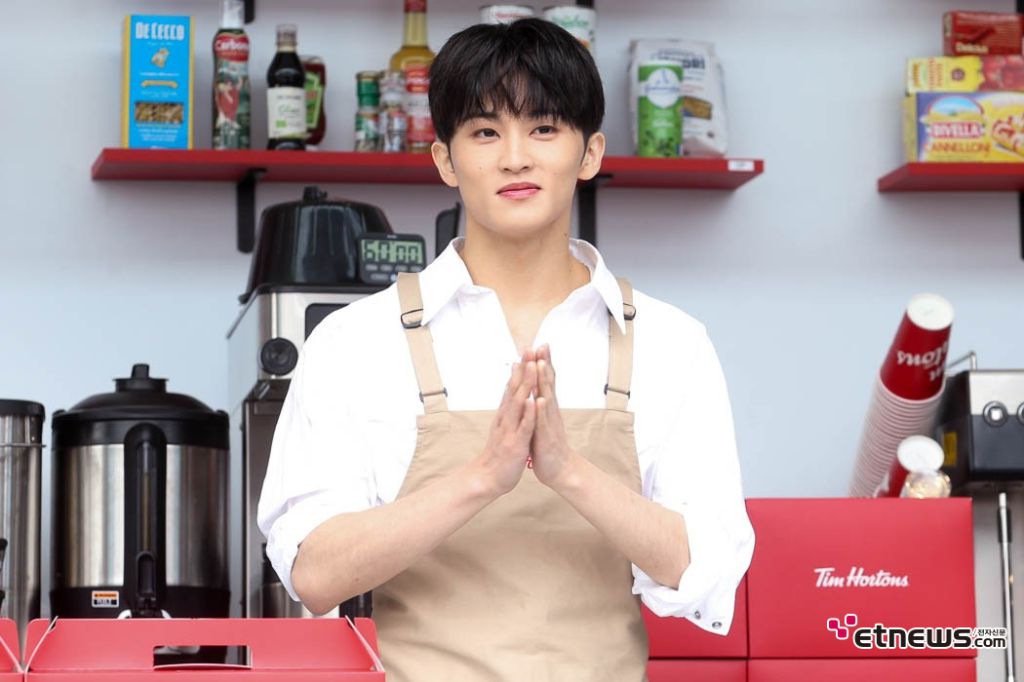 [ET포토] NCT 마크, '잘 부탁 드려요' : ZUM 뉴스