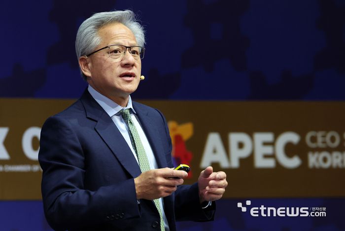 [APEC 2025]젠슨 황 CEO “韓 가장 많은 AI 인프라 보유국 될 것” : zum 뉴스