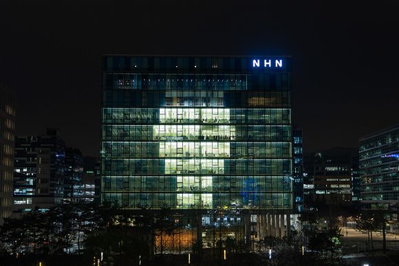 NHN, '세계 자폐인의 날' 맞아 사옥 통해 초대형 전구 불빛 밝혀 : ZUM 뉴스