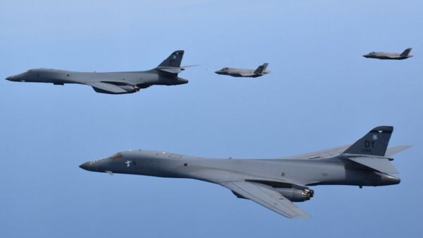 [단독] B-1B 2대, 북한 동해 출격…"탄도탄 도발 맞대응" : ZUM 뉴스