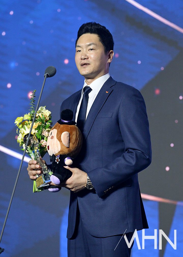 [KBL 시상식] 역대 최소 경기 우승 이끈 SK 전희철 감독, 통산 두 번째 최고의 감독 선정 : zum 뉴스