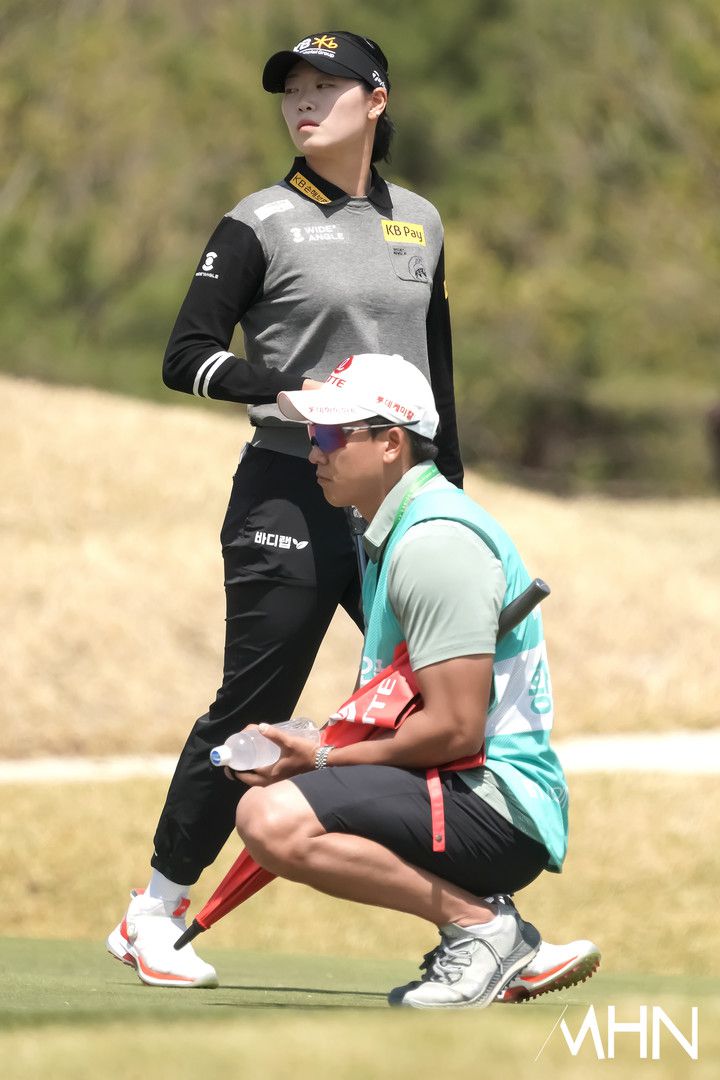 [mhn포토] 방신실, 여기 저기 꼼꼼하게 살펴요 : zum 뉴스