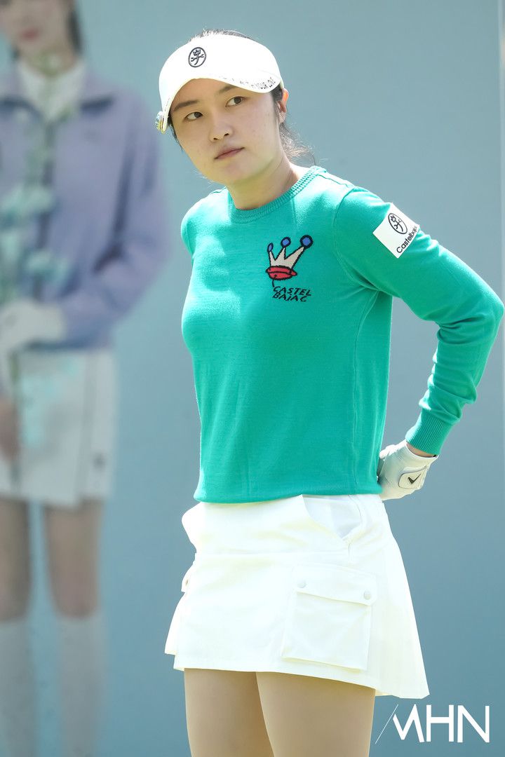 [mhn포토] 김하니, 그린 바라보며 : zum 뉴스