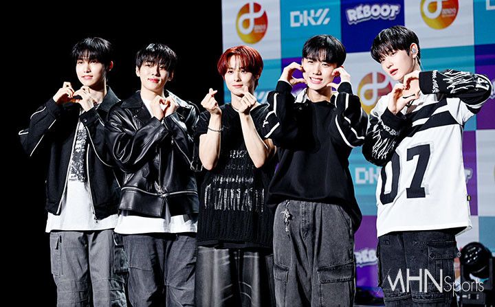 DKZ, 풋풋청량한 스쿨룩..."데뷔 6주년, 팬들에게 감사" : zum 뉴스