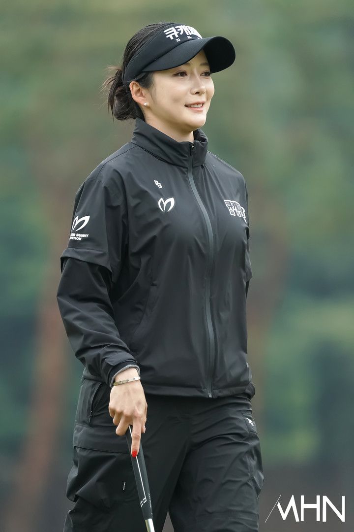 [mhn포토] 정지유, 미소의 의미는 : zum 뉴스