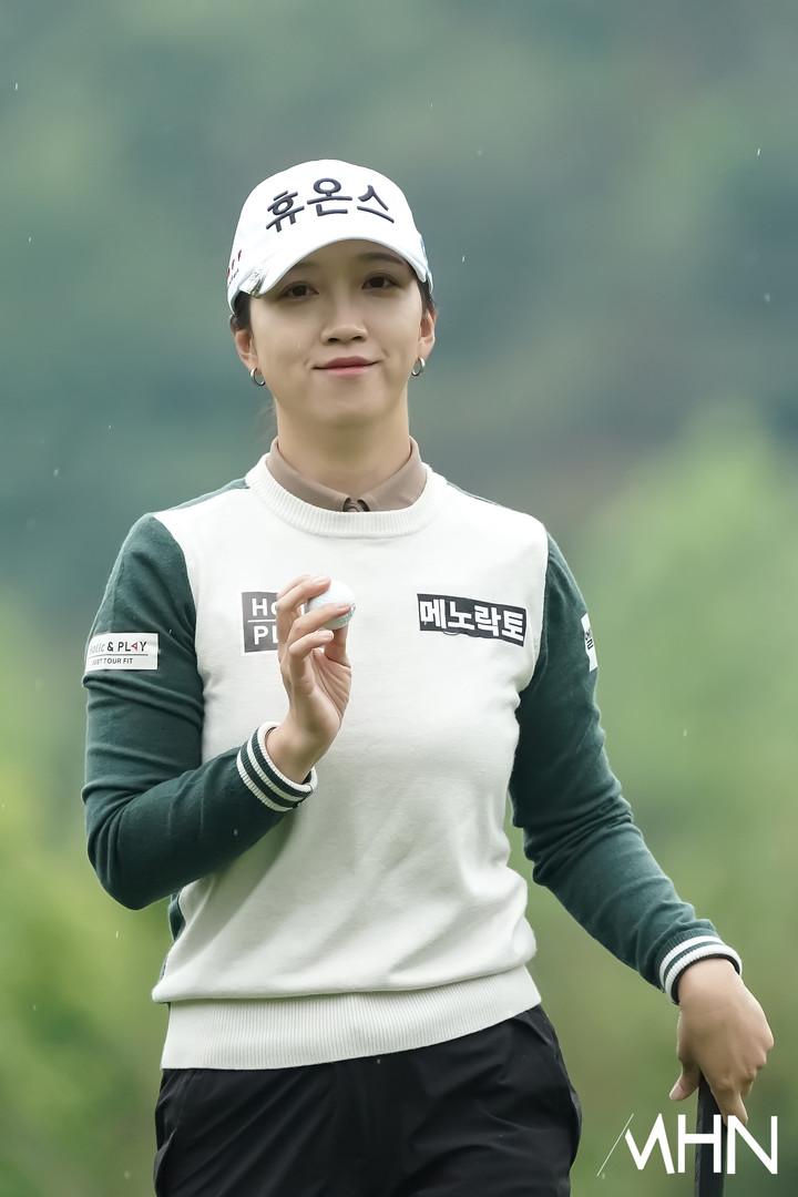 [mhn포토] 김소이, 볼 인사로 마무리 : ZUM 뉴스