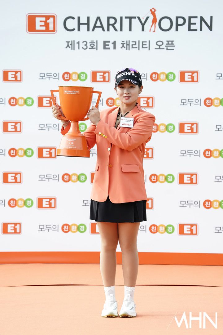 [mhn포토] 박현경, 시즌 첫 우승은 E1 채리티 오픈 : zum 뉴스