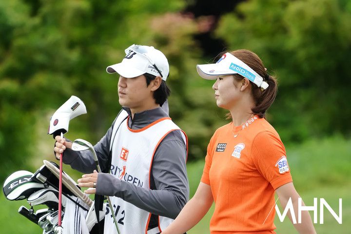 [mhn포토] 조혜지, 그린으로 이동 : ZUM 뉴스