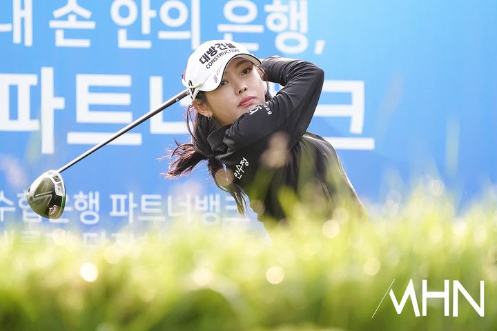 [mhn포토] 현세린, 이미지 스윙으로 스윙 점검 : ZUM 뉴스