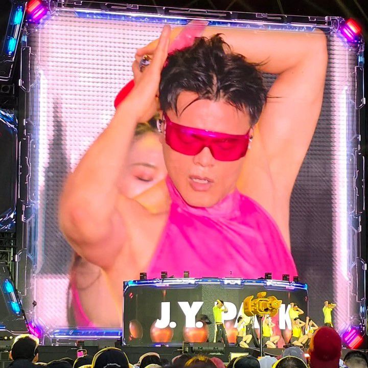 '시스루 홀터넥 + 비닐바지'... JYP, 워터밤 핑크빛으로 물들이다 : zum 뉴스