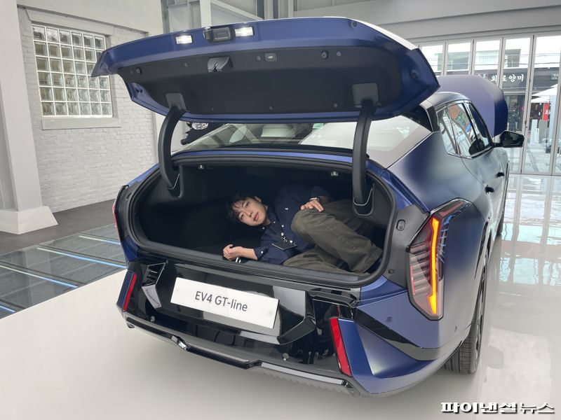 "성인 한 명 트렁크에 쏙"...기아 EV4 직접 보니 [FN 모빌리티] : zum 뉴스