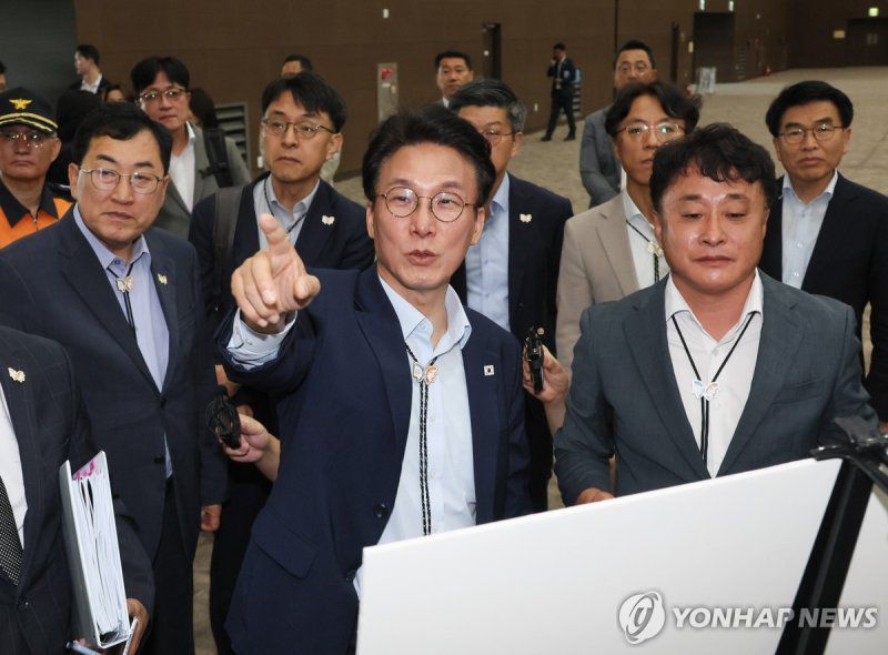 김민석 “K-APEC 역사 남기자”…경주 현장 점검 : zum 뉴스