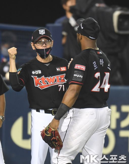 로하스 성공 기원하는 이강철 감독 "KBO MVP 자존심 지켜야죠" [MK톡톡] : zum 뉴스