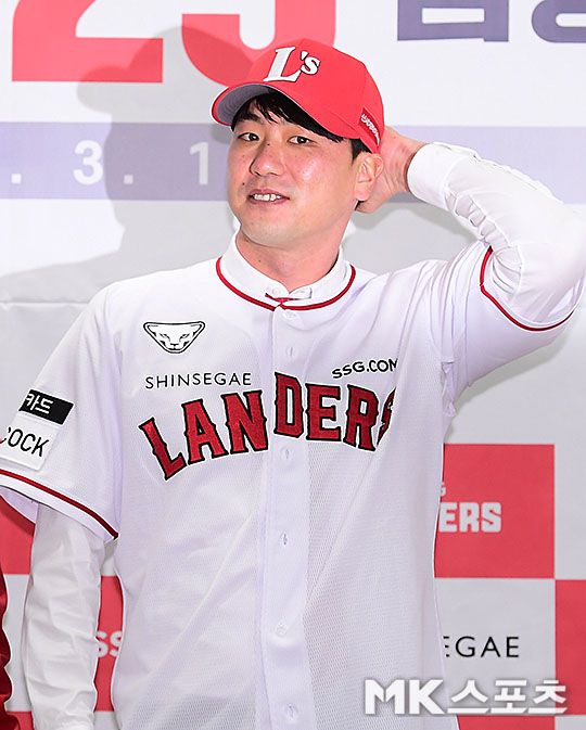 김광현 'SSG 유니폼, 잘 어울리죠?' [MK포토] : zum 뉴스