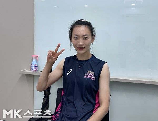 “루이레이요? 성격이 너무 좋아요” 한국어 공부도 열중, 흥국생명 동료들 기대 만발…中 196cm MB의 설레는 도전 [MK용인] : zum 뉴스