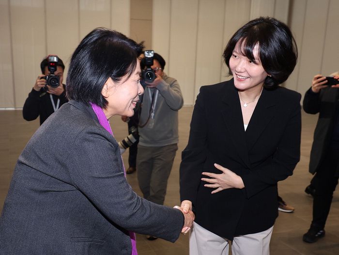 Lawmakers visit Naver, pledge expanded AI industry support : zum 뉴스