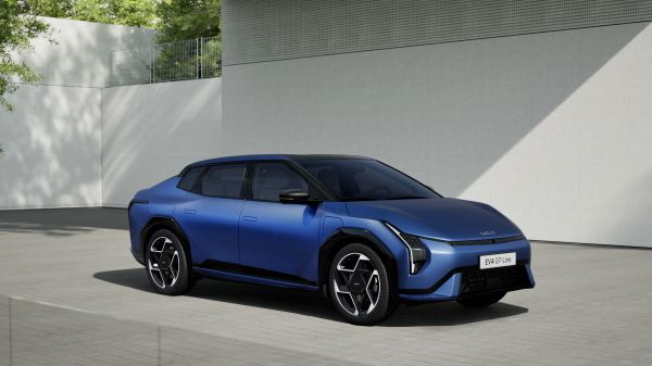 “현대차그룹 EV 중 최장”…기아, 533km 달리는 전기차 ‘EV4’ 공개 : zum 뉴스