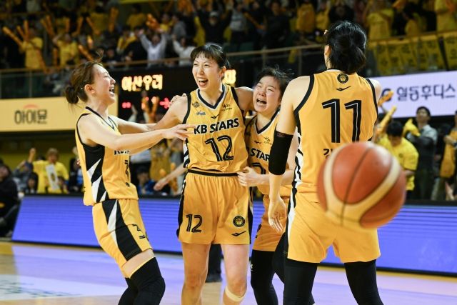 ‘미쳤다’ 이번에도 ‘모에 엔딩’ KB스타즈, 우리은행 또 잡았다!…4강 PO 2승 2패, 다시 아산으로 [WKBL PO] : zum 뉴스