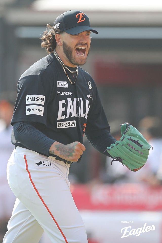 ‘흔들렸지만 무너지지 않았다!’ 한화 폰세, KBO리그 데뷔전서 KT 상대 5이닝 2실점…새 환경 적응은 숙제 [MK수원] : zum 뉴스