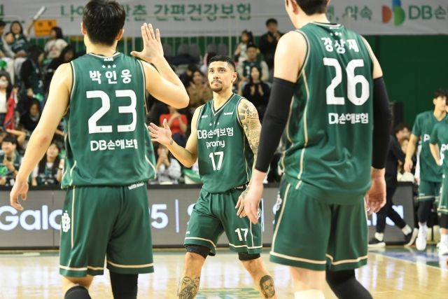 6강 데스 매치 성사! DB, KCC 꺾고 봄 농구 희망 살려…삼성, 4시즌 연속 꼴찌 확정 [KBL] : ZUM 뉴스