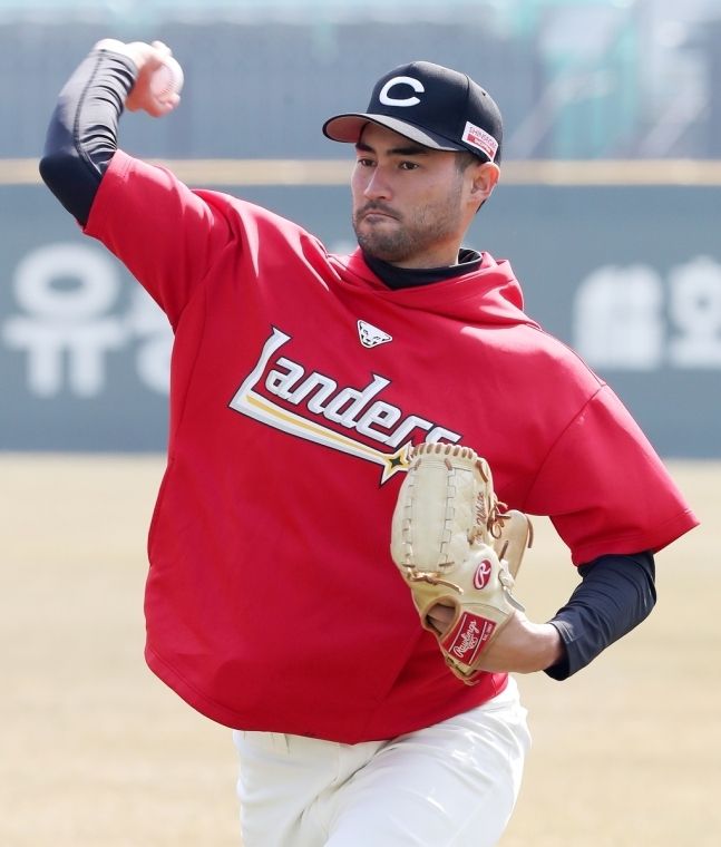 ‘2위 질주’ SSG, 154km 강속구 ‘쾅’ 박찬호 닮은꼴 외인 복귀로 날개 단다! : zum 뉴스