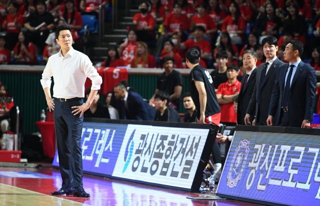 MVP 안영준 존재감 無, 전희철 SK 감독은 그저 ‘내 탓이오’ “나의 역량이 여기까지인 것 같다” [KBL 파이널] : zum 뉴스