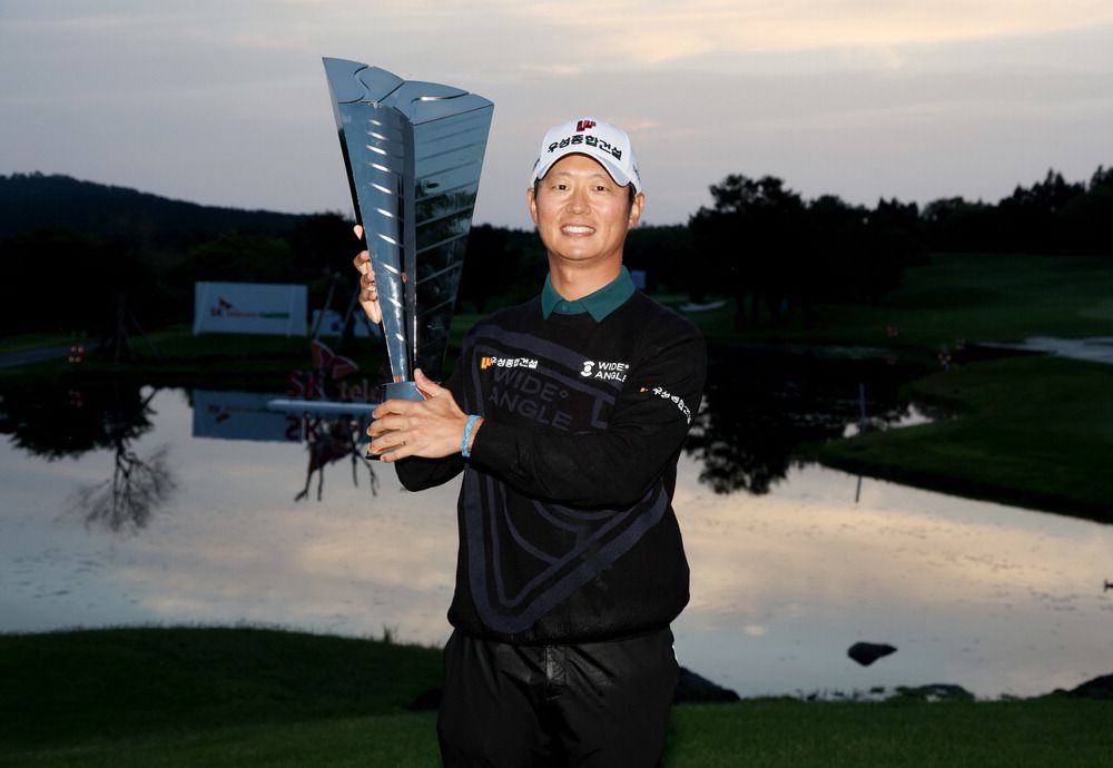 하루에 37개 홀 강행군 엄재웅, KPGA 통산 3승 : zum 뉴스