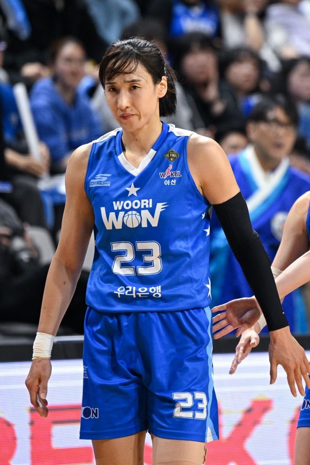 4억 5000만원의 주인공 ‘퀸단비’ 4년 연속 WKBL 연봉 총액 1위…억대 연봉 선수 33명 : zum 뉴스