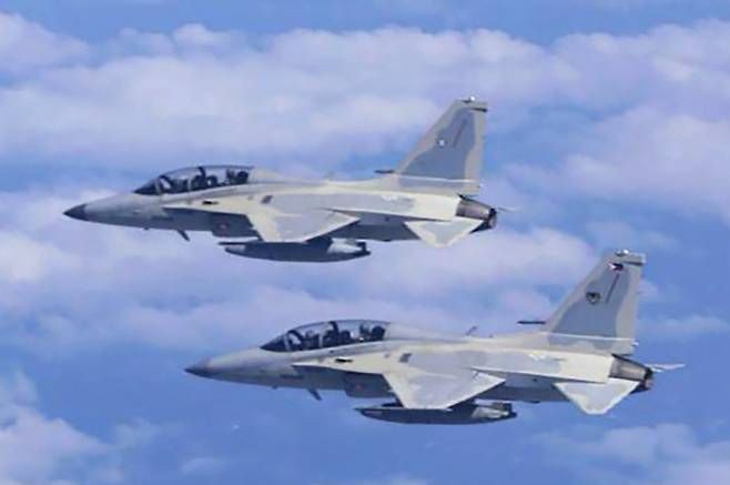 ‘한국산 전투기’ 써보니 너무 좋아서…필리핀, FA-50 ‘1조 규모’ 12대 추가 구매 : zum 뉴스