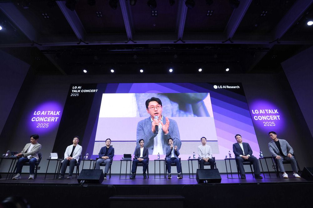 LG, 기업용 AI모델 엑사원 공개 "챗GPT 10분의 1 가격" : zum 뉴스