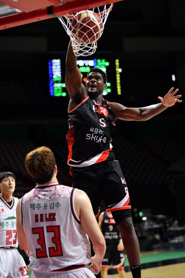 [단독] ‘양동근호’ 현대모비스, kt 출신 209cm 빅맨 이그부누 품었다…로메로 기타 사유 퇴출 : zum 뉴스