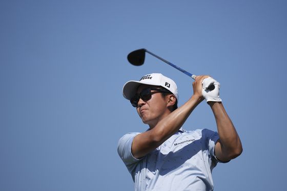 한때 25개 대회 연속 컷, 요즘 PGA에서 가장 핫한 마이클 김 : zum 뉴스