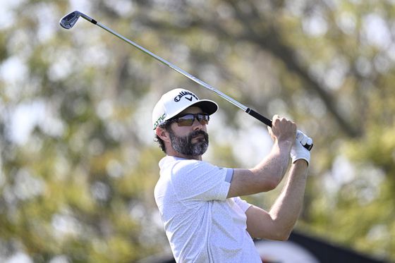 캐디빕에 자기 이름 대신 부인 이름 붙인 PGA 투어 프로 : zum 뉴스