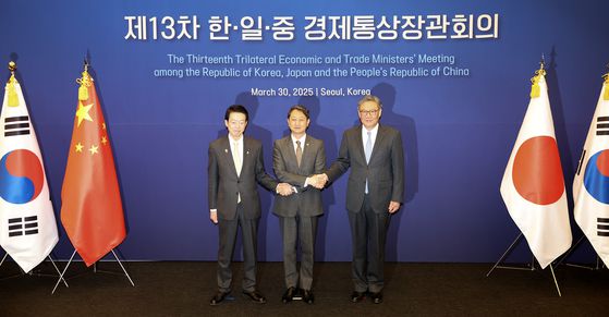‘트럼프 관세’ 앞둔 한중일 통상장관, 5년만에 만나 “3국 FTA 협상 재개” : zum 뉴스
