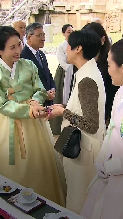 "행복과 행운 상징"…불국사 간 김 여사, 정상 부인들에 건넨 선물 [경주 APEC] : zum 뉴스