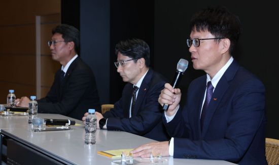 SKT, 6월까지 유심 1077만개 확보…'위약금 면제' 논의할 고객신뢰회복위 2주내 출범 : zum 뉴스