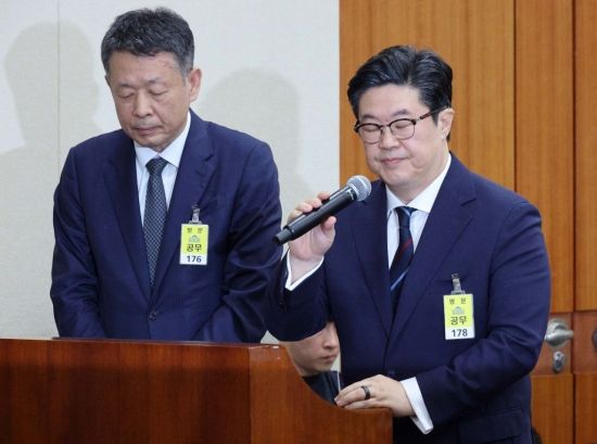 [포토] 김병주 MBK 회장 “국민께 심려 끼쳐 죄송”..국감 첫 출석 : zum 뉴스