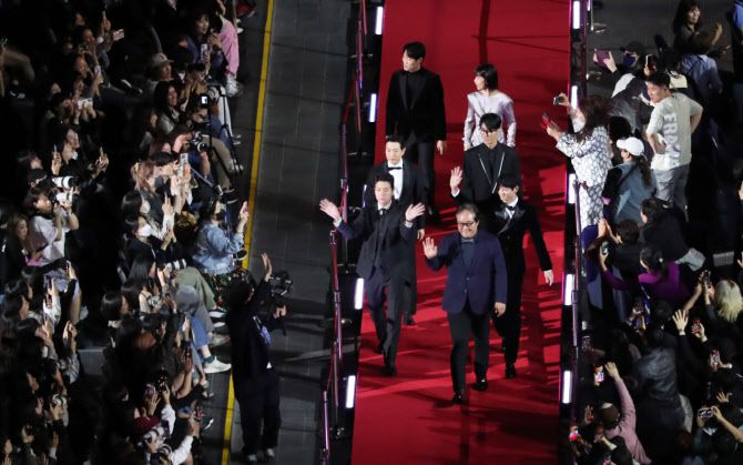 "대중에 성큼" "OTT에 휘둘려"… BIFF의 딜레마 : zum 뉴스