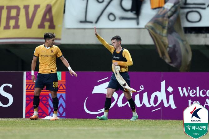 ‘종료 2분 전 결승 골’ 광주, 기적의 역전극 쓰며 ACLE 8강 진출 : zum 뉴스