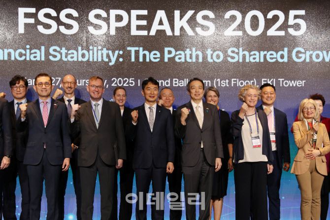 [포토] 'FSS SPEAKS 2025' 기념촬영 : ZUM 뉴스