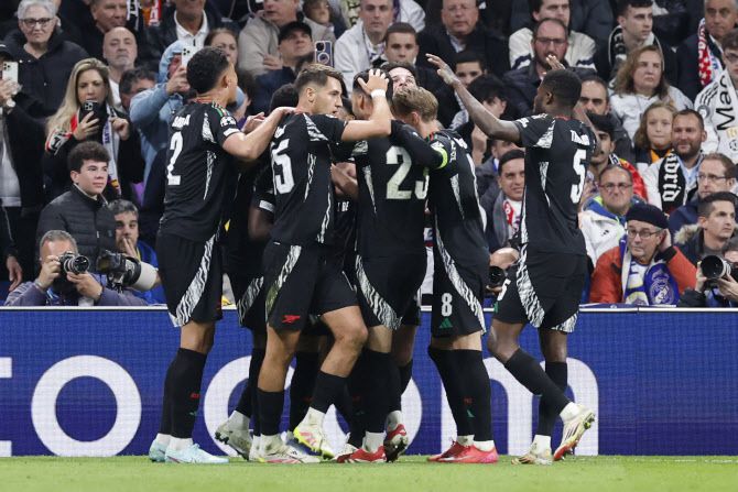 ‘지붕 닫아도 소용없다’ 아스널, 레알 따돌리고 16년 만에 UCL 4강 : zum 뉴스