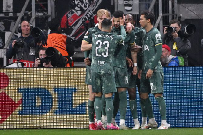 ‘SON 빠진’ 토트넘, 프랑크푸르트 꺾고 UEL 4강 진출 : ZUM 뉴스