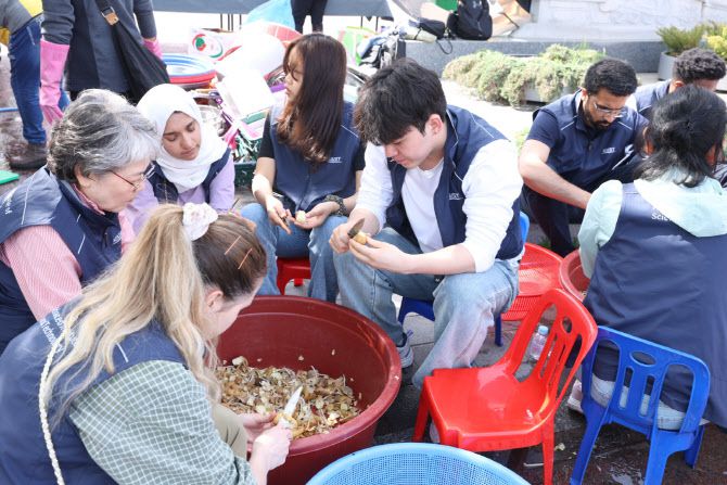 KAIST 외국인 유학생들, 무료급식소서 봉사 활동 : zum 뉴스