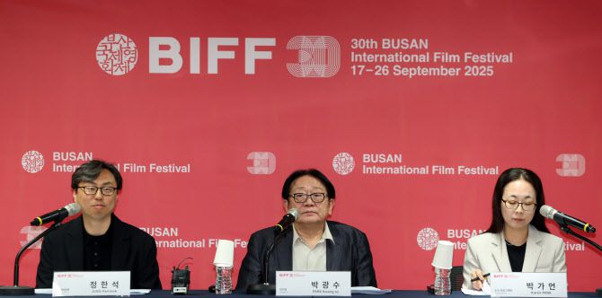 정한석 BIFF 집행위원장 "OTT 개막작 논란, 왜곡된 생태계 때문…바로잡겠다" : zum 뉴스