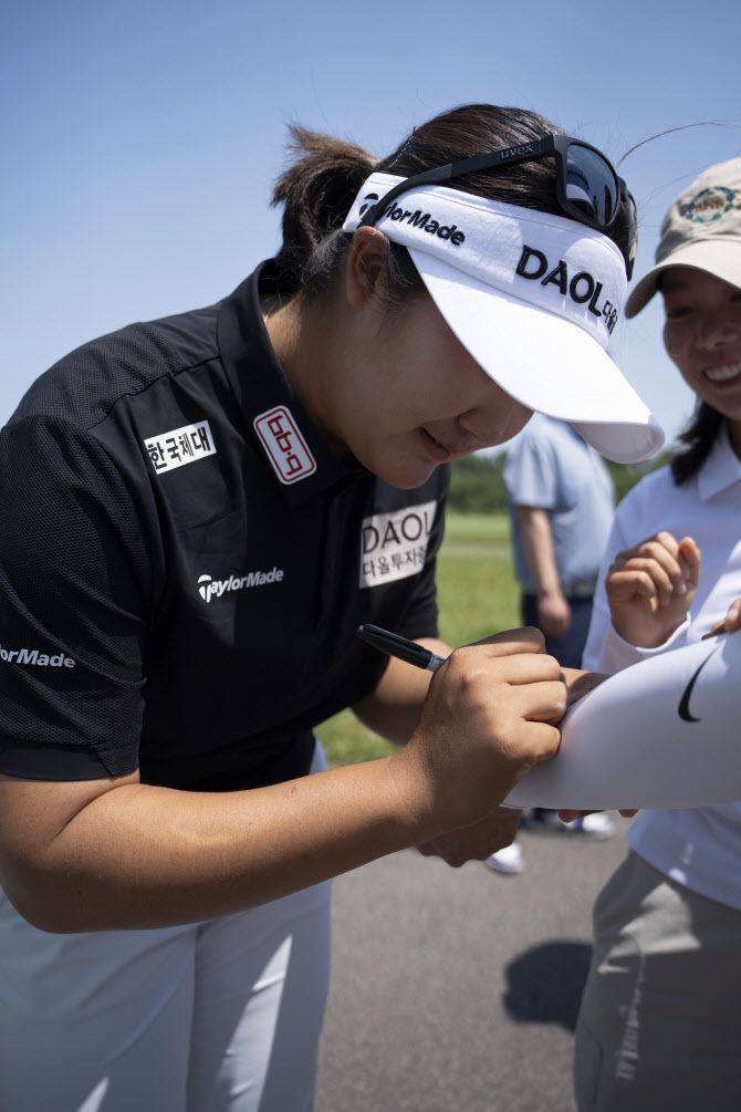 BBQ, LPGA 투어 유해란과 유소년 골프 자선 행사 개최 : ZUM 뉴스