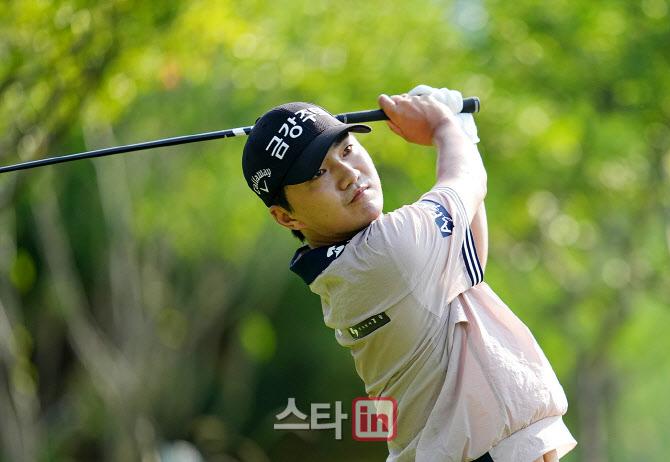 옥태훈, KPGA선수권 8언더파 몰아치기 선두..김영수, 김민규 추격(종합) : zum 뉴스