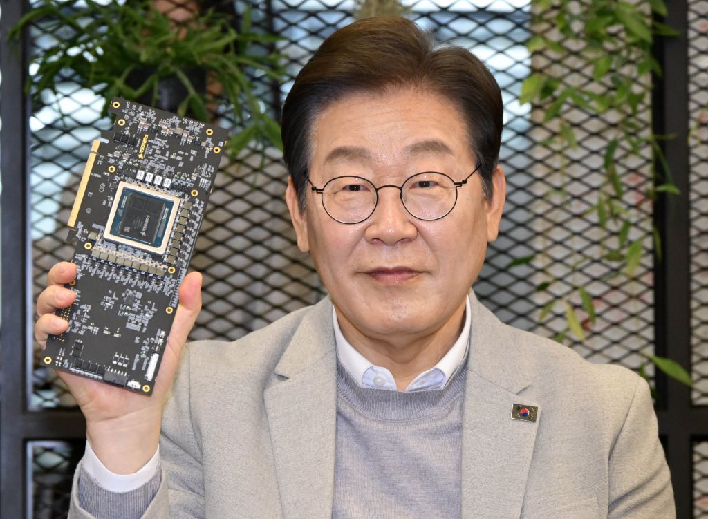 이재명 “AI 투자 100조원 시대 열겠다…GPU 5만개 확보, NPU 개발 지원” : ZUM 뉴스