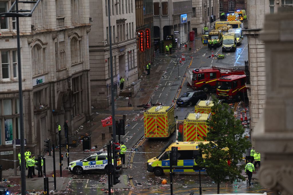 리버풀 EPL 우승 퍼레이드서 군중 향해 차량 돌진... 27명 병원 이송 : zum 뉴스