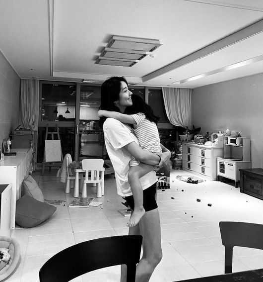 김빈우, "오늘의 나" '173cm·55kg' 각선美 39살 엄마… 딸 재우는 따뜻 미소 [★SHOT!] : zum 뉴스